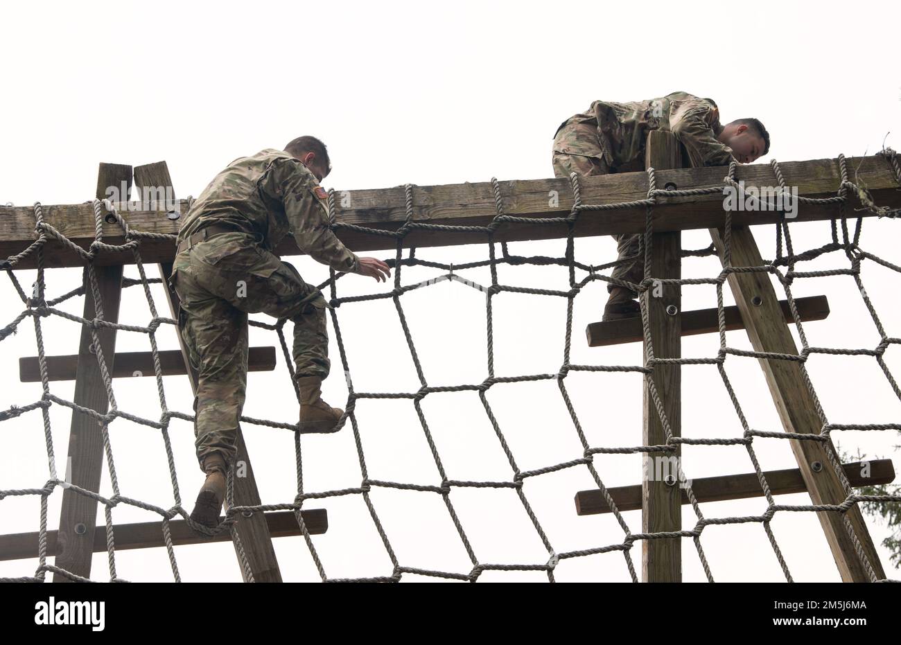 Oregon Army National Guard Soldiers compete on the Obstacle Course ...