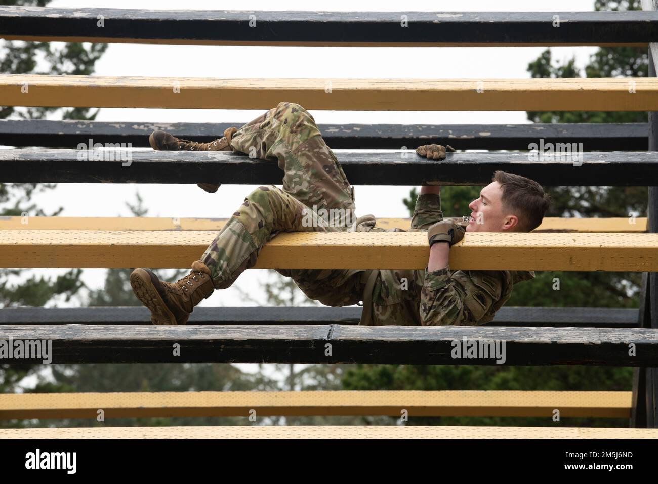 Oregon Army National Guard Soldiers compete on the Obstacle Course ...
