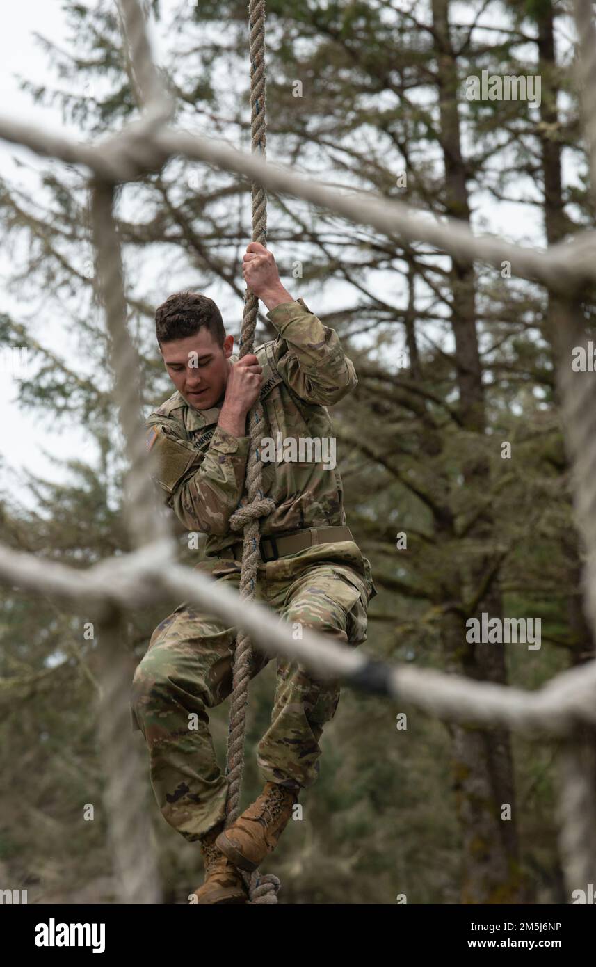Oregon Army National Guard Soldiers compete on the Obstacle Course ...
