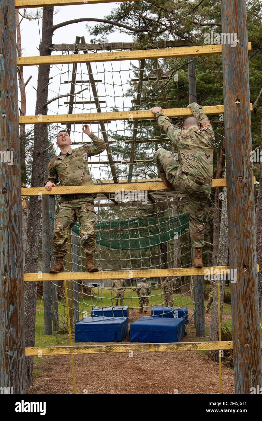 Oregon Army National Guard Soldiers compete on the Obstacle Course ...