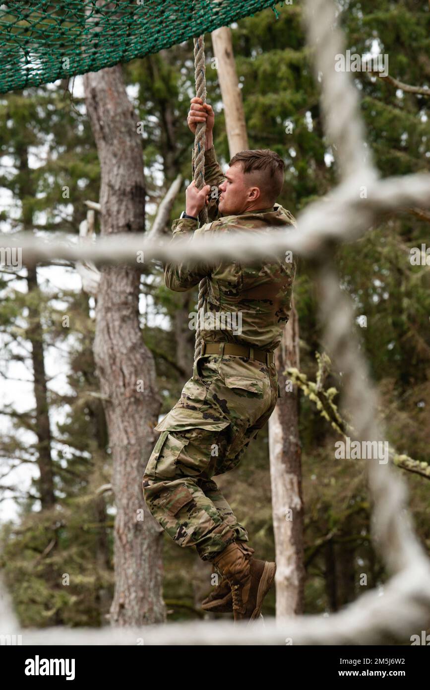 Oregon Army National Guard Soldiers compete on the Obstacle Course ...