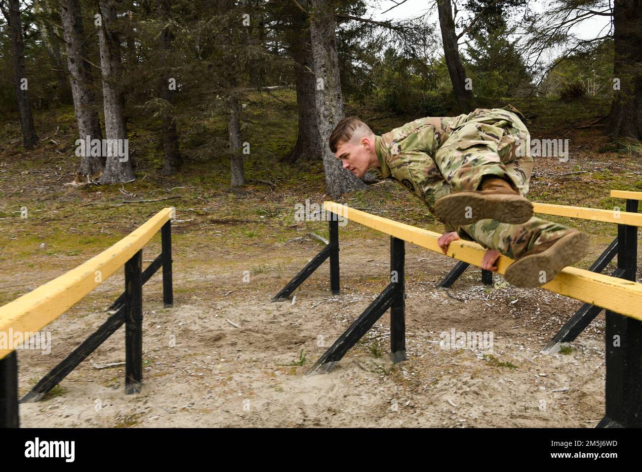Oregon Army National Guard Soldiers compete on the Obstacle Course ...