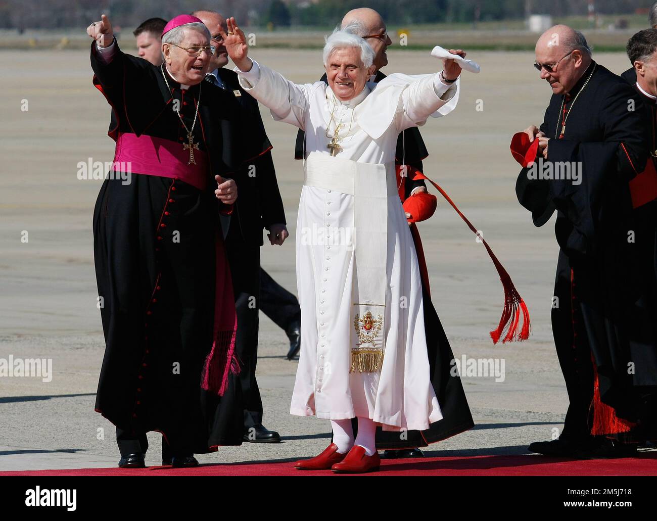 CAMP SPRINGS, MD - APRIL 15: (AFP OUT) Pope Benedict XVI arrives at ...