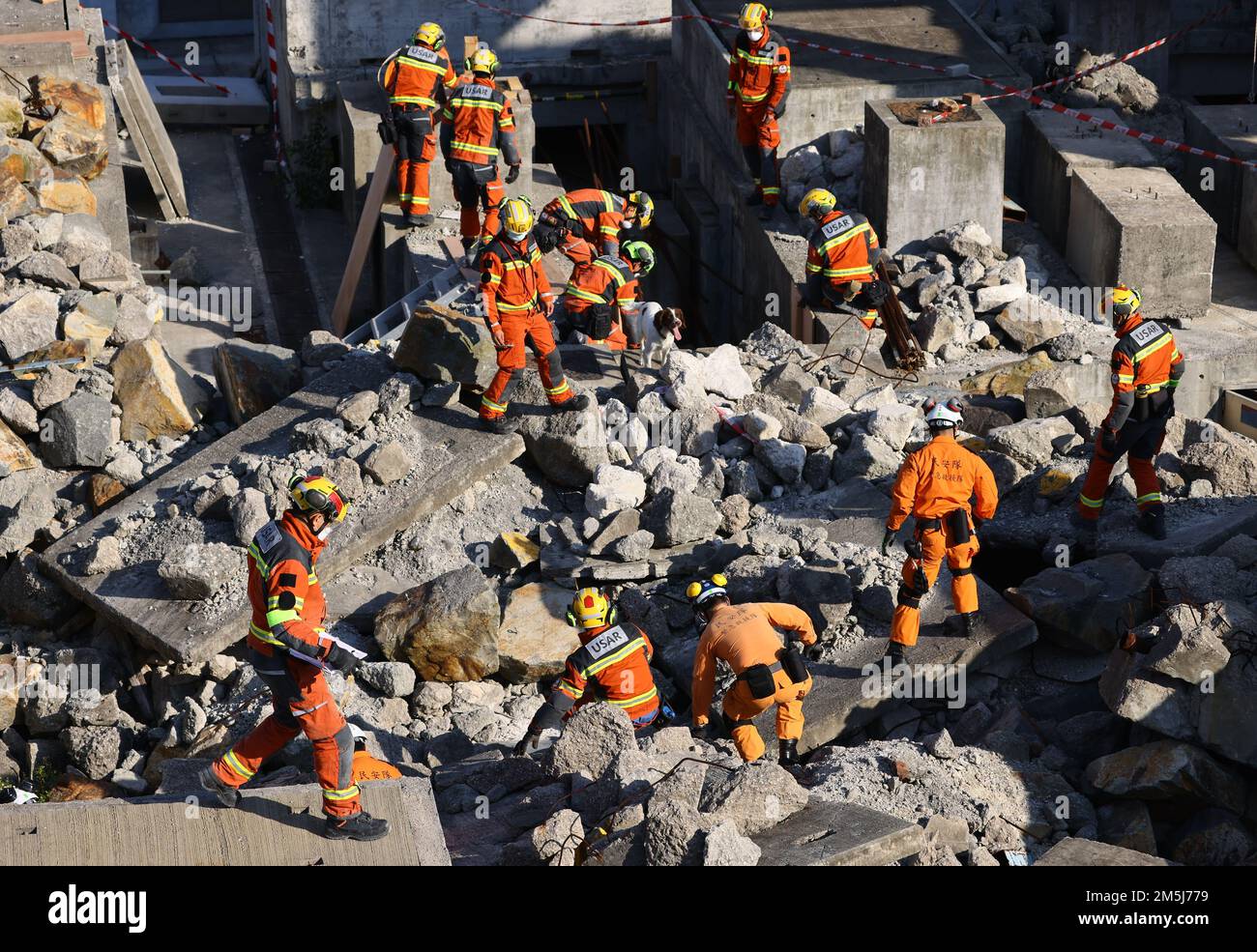 Urban search and rescue team training hi-res stock photography and ...