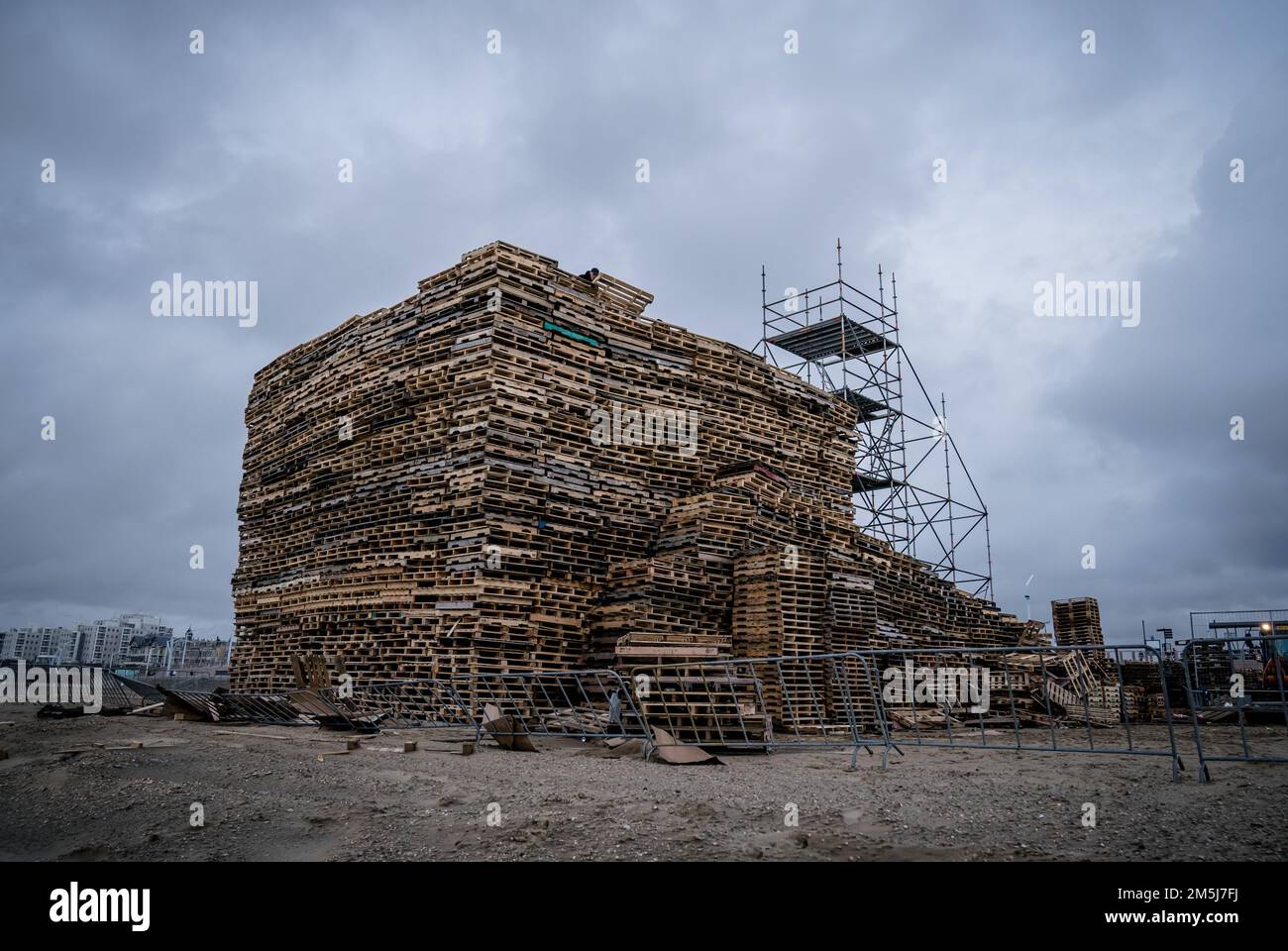 SCHEVENINGEN - The construction of the depot for the New Year's bonfire ...
