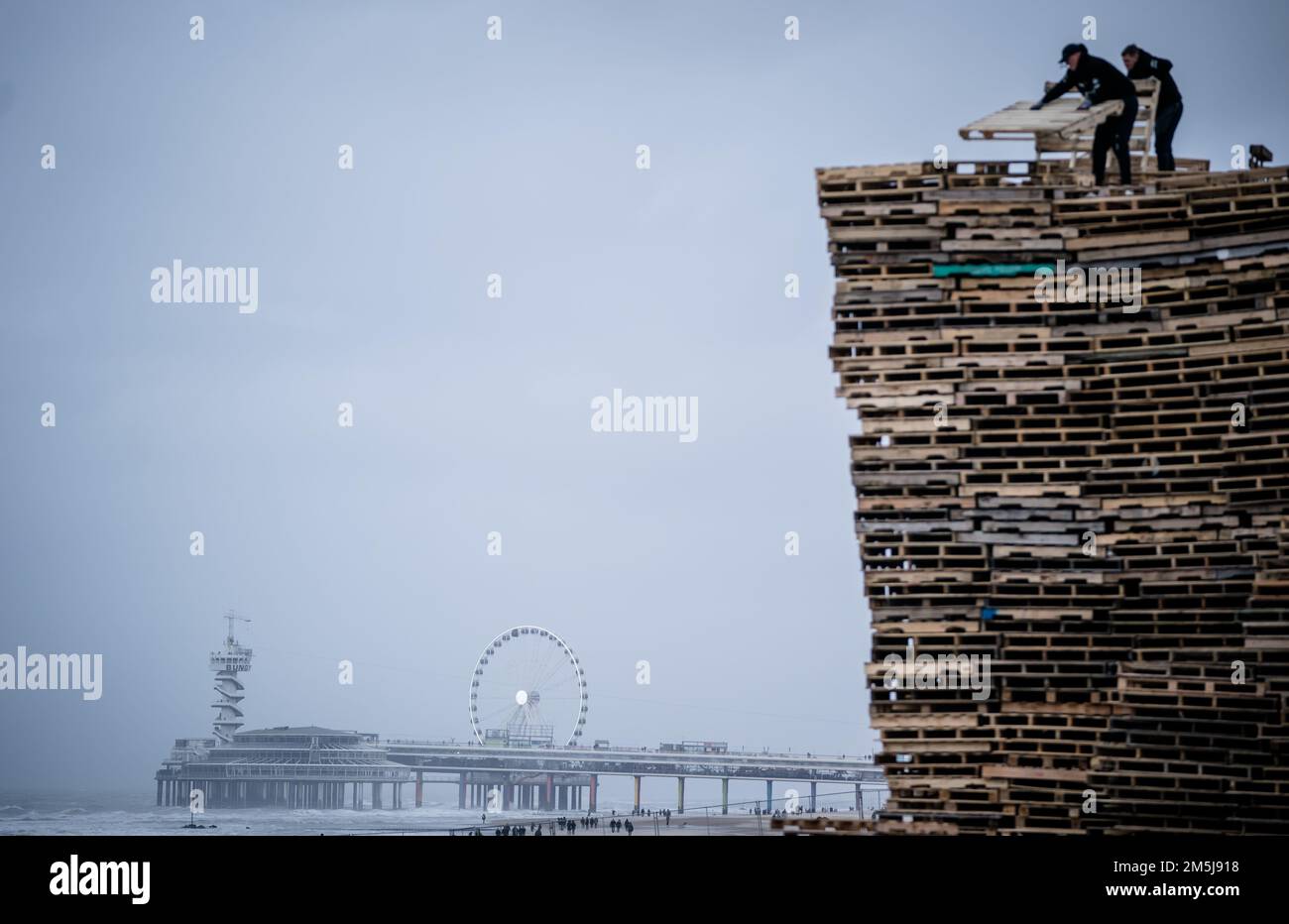 SCHEVENINGEN - The construction of the depot for the New Year's bonfire ...