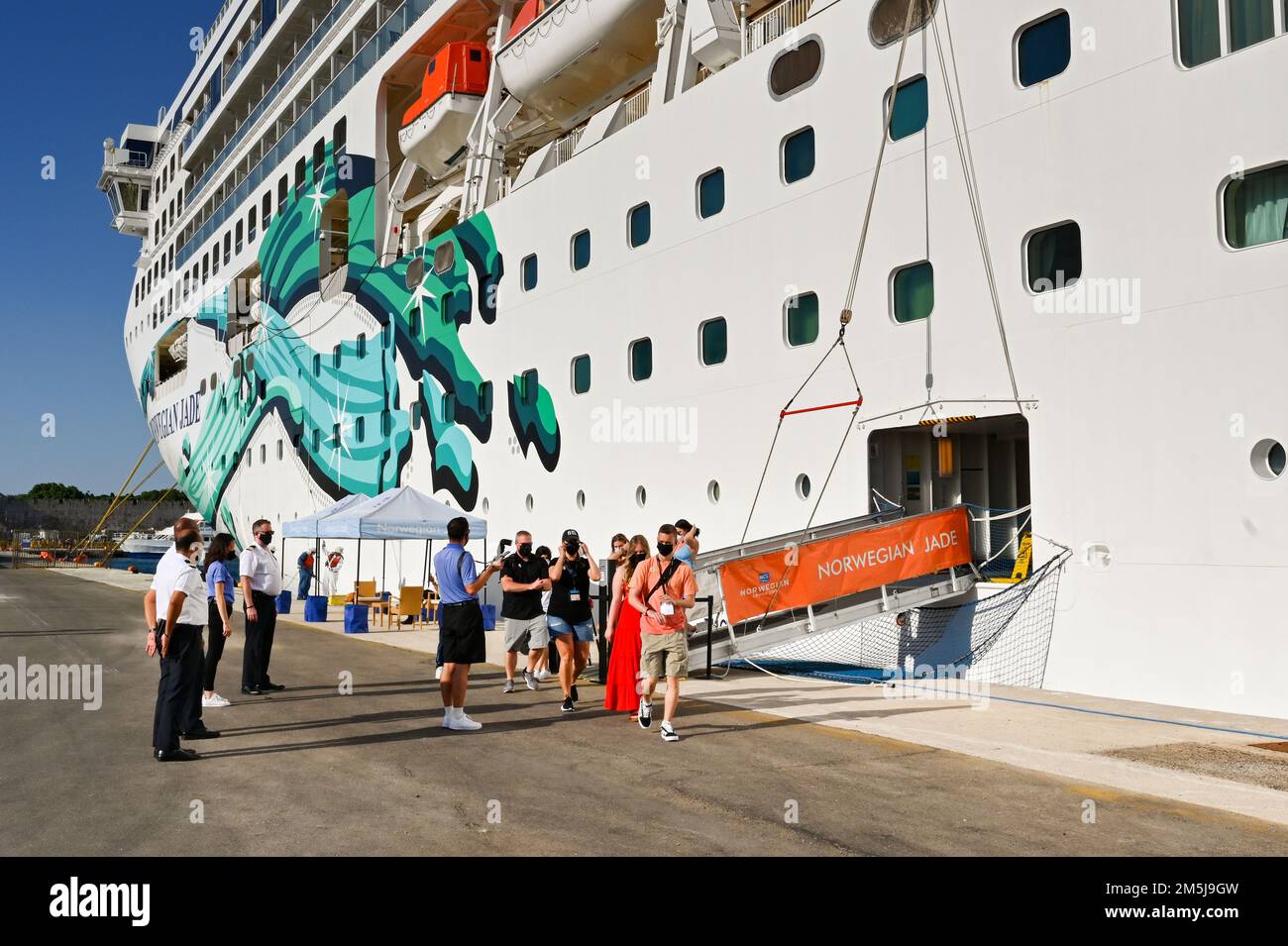 Passengers getting off cruise ship hi-res stock photography and images ...