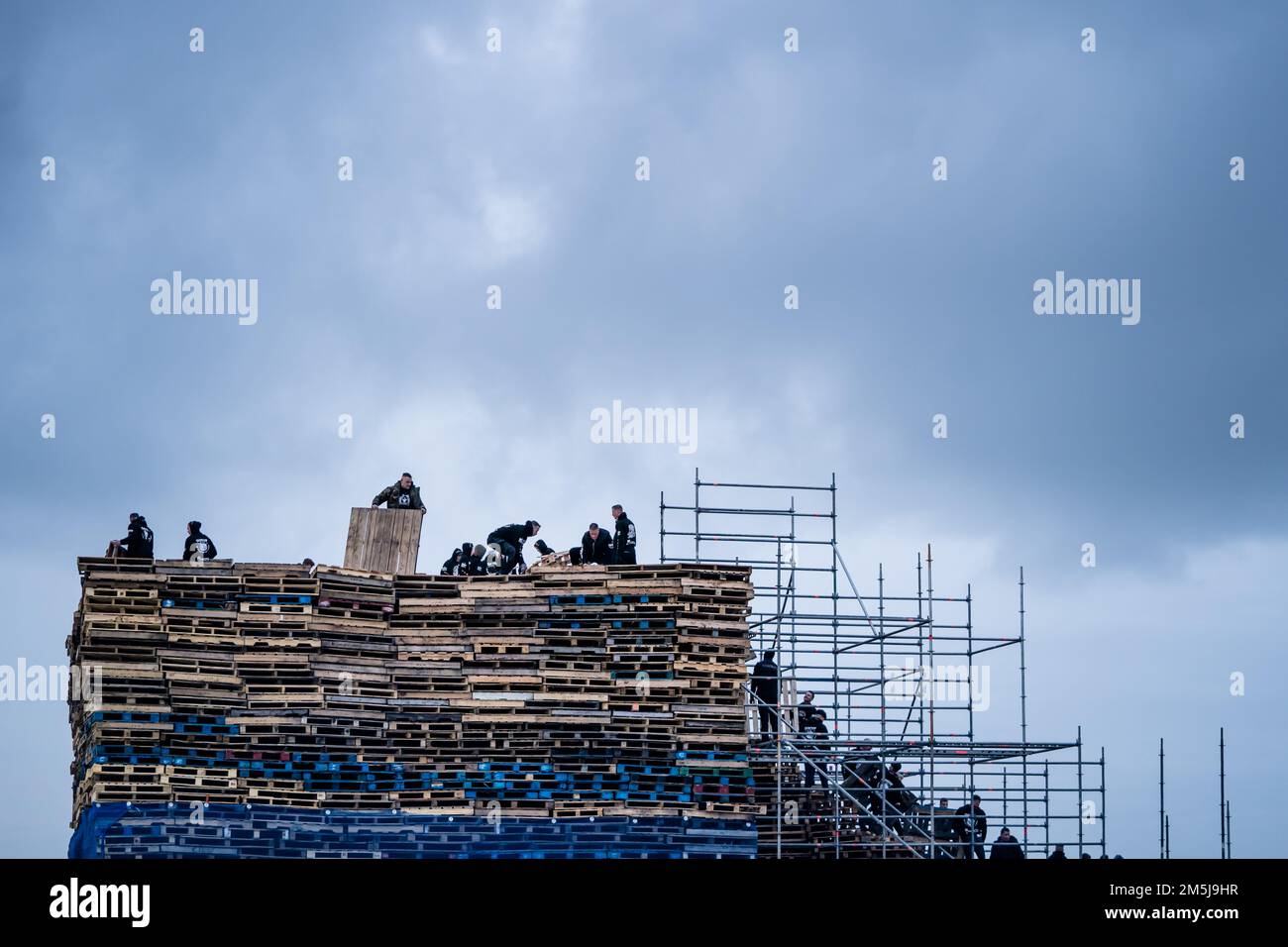 THE HAGUE - The bonfire of Duindorp is being built on the Zuiderstrand ...