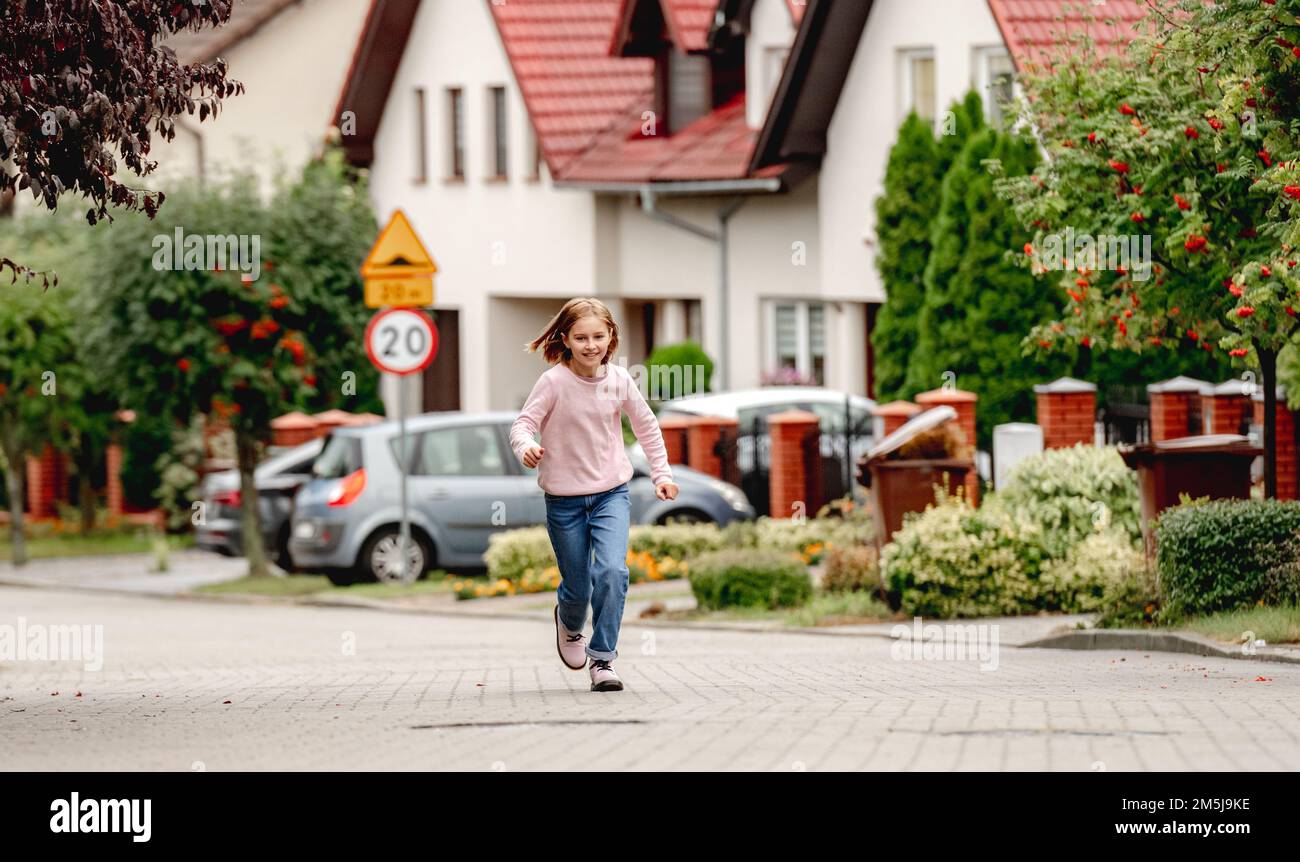 Beautiful preteen girl hi-res stock photography and images - Alamy