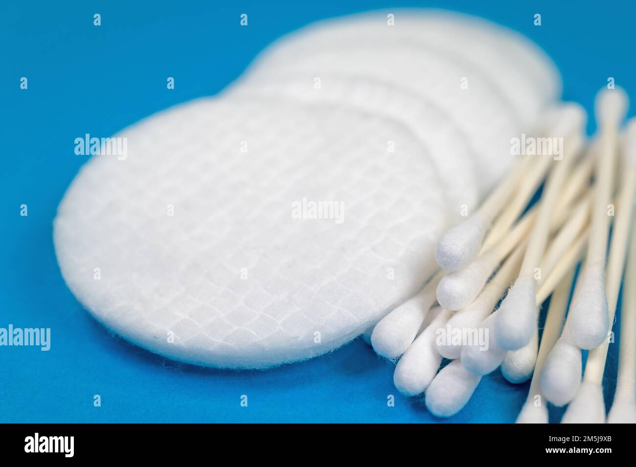 White cotton pads swabs hi-res stock photography and images - Alamy