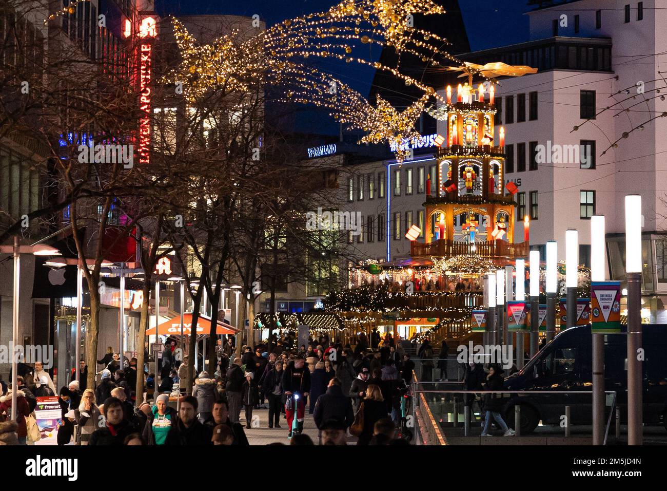 Hanover, Germany. 29th Dec, 2022. Passers-by walk through the ...