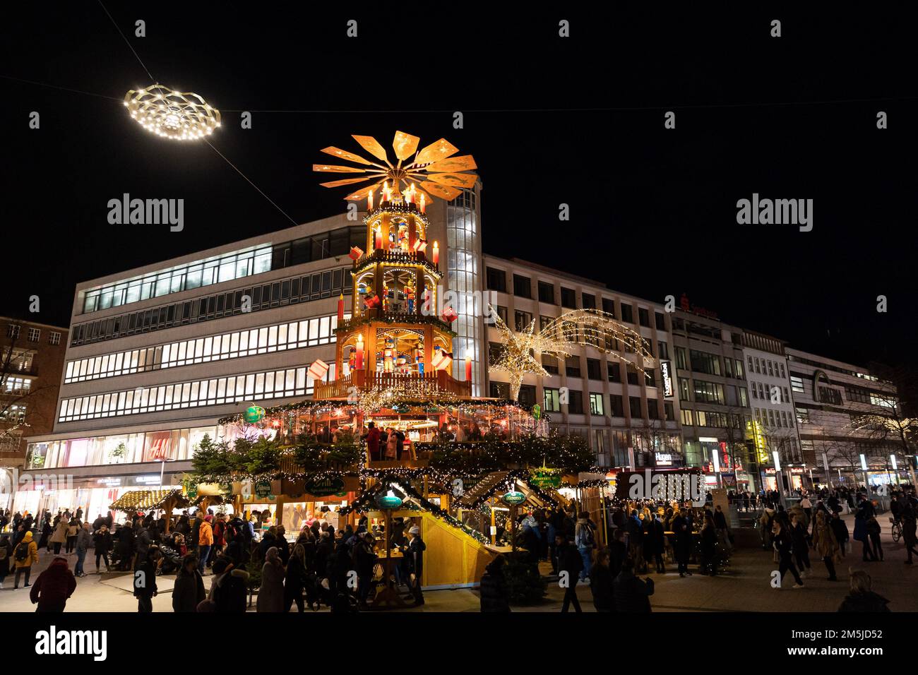 Hanover, Germany. 29th Dec, 2022. Passers-by walk in the evening across ...