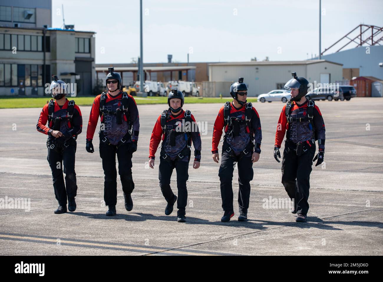 Members of the United States Army Special Operations Command parachute ...