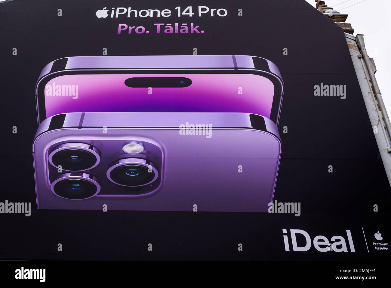 Iphone 14 pro hi-res stock photography and images - Alamy