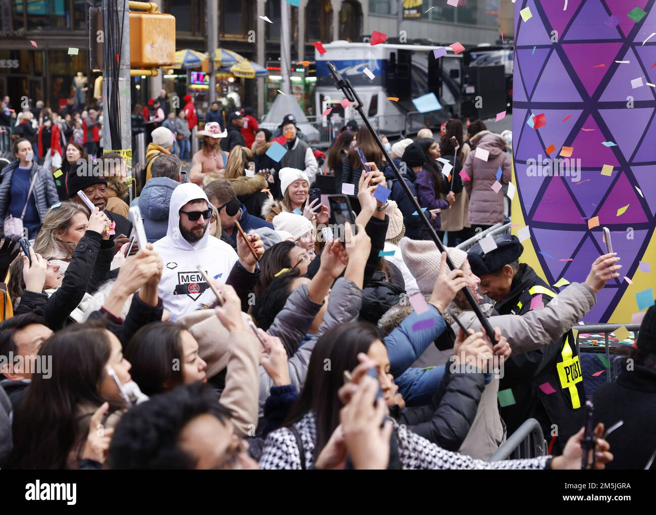 New York, United States. 28th Dec, 2022. Revelers react as confetti is ...