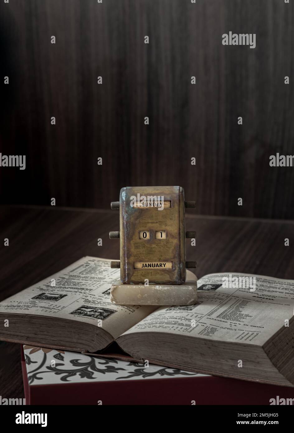 Brass desktop calendar hi-res stock photography and images - Alamy