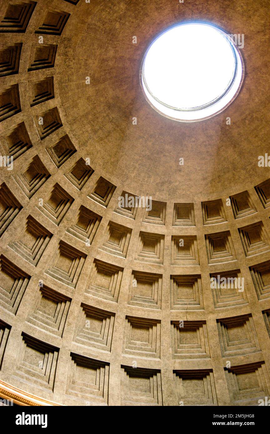 Light shinning through the ceiling oculus of the Pantheon Dome in Rome ...