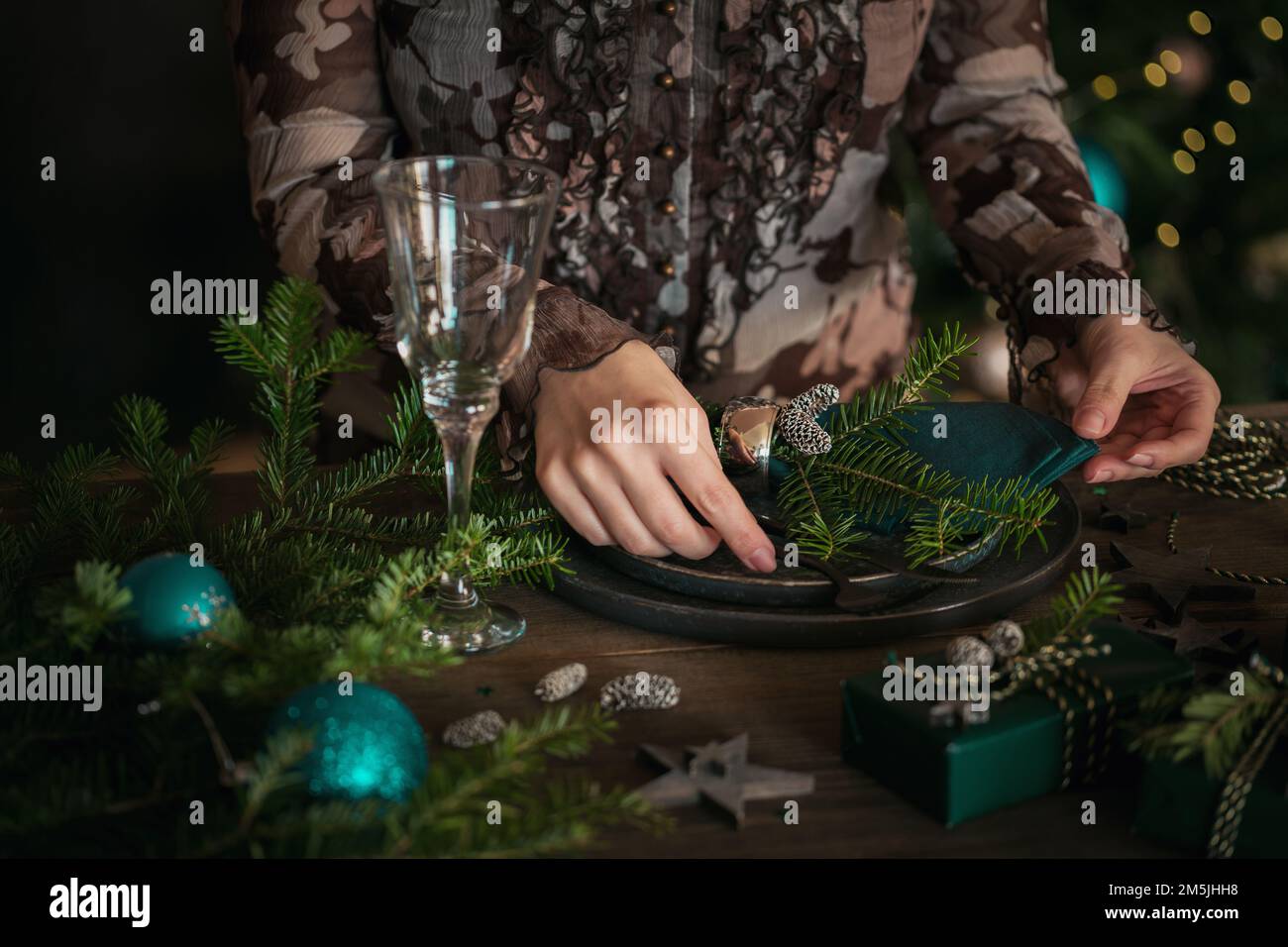 Woman setting table hi-res stock photography and images - Alamy