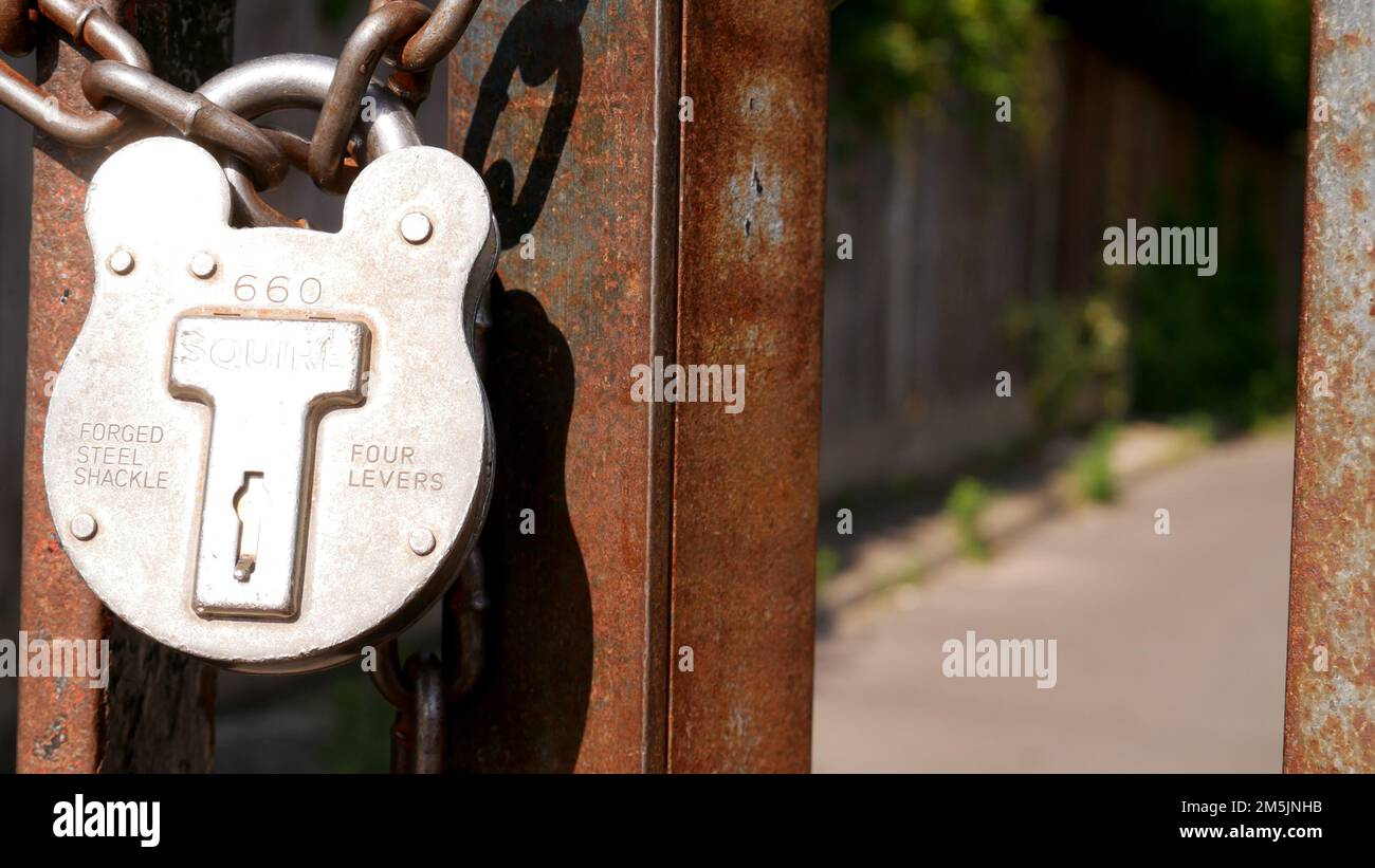 Padlock on gate uk hi-res stock photography and images - Alamy