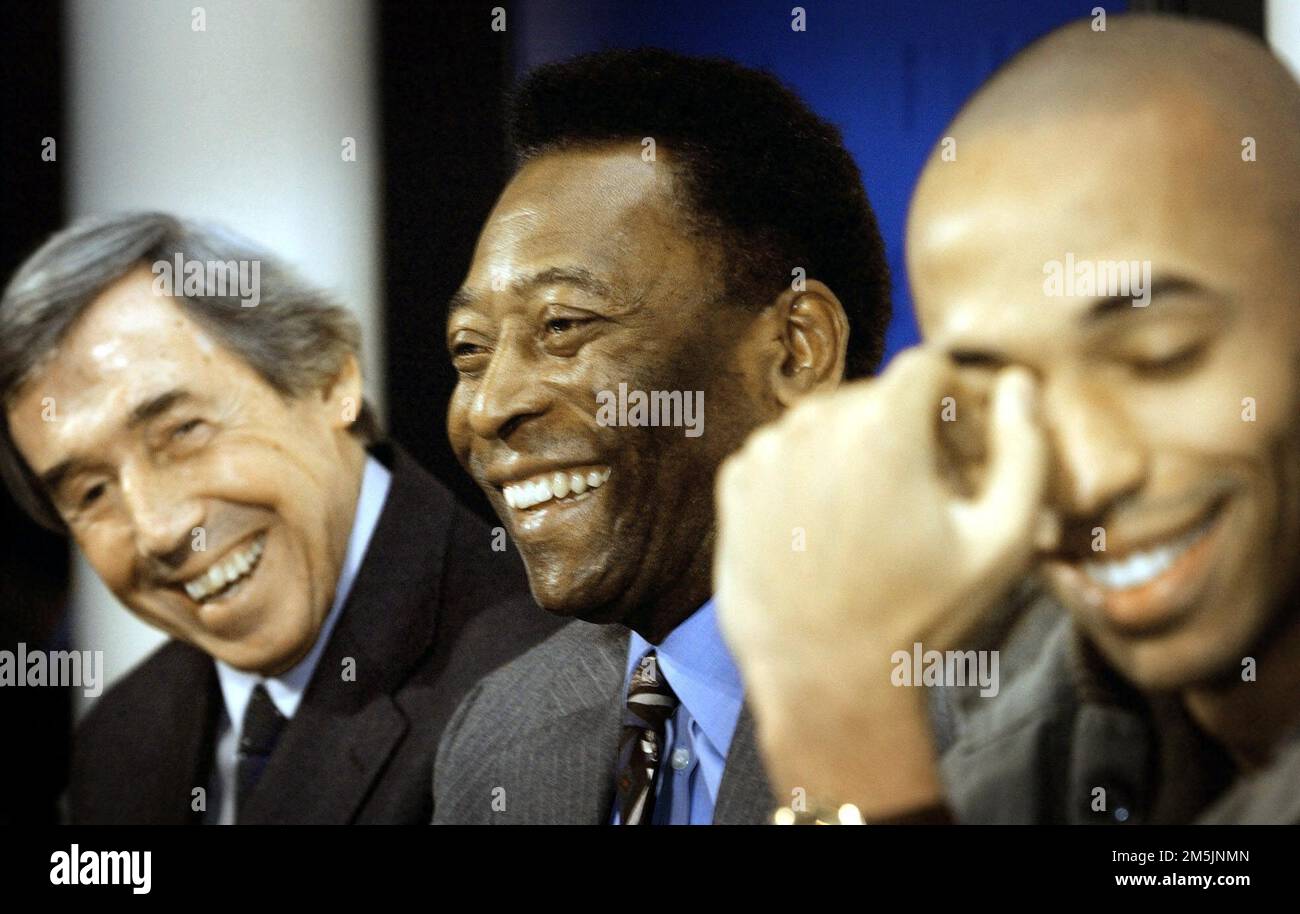 File photo dated 04-03-2004 of Gordon Banks (left), Pele (centre) and ...