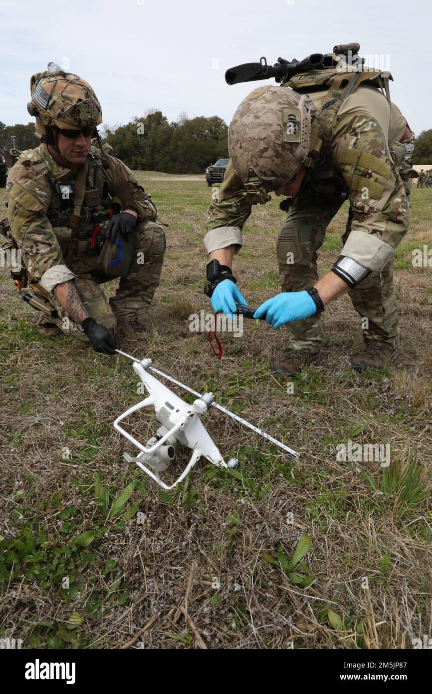 CAMP LEJEUNE, N.C. (March 20, 2022) Operators from Explosive Ordnance ...
