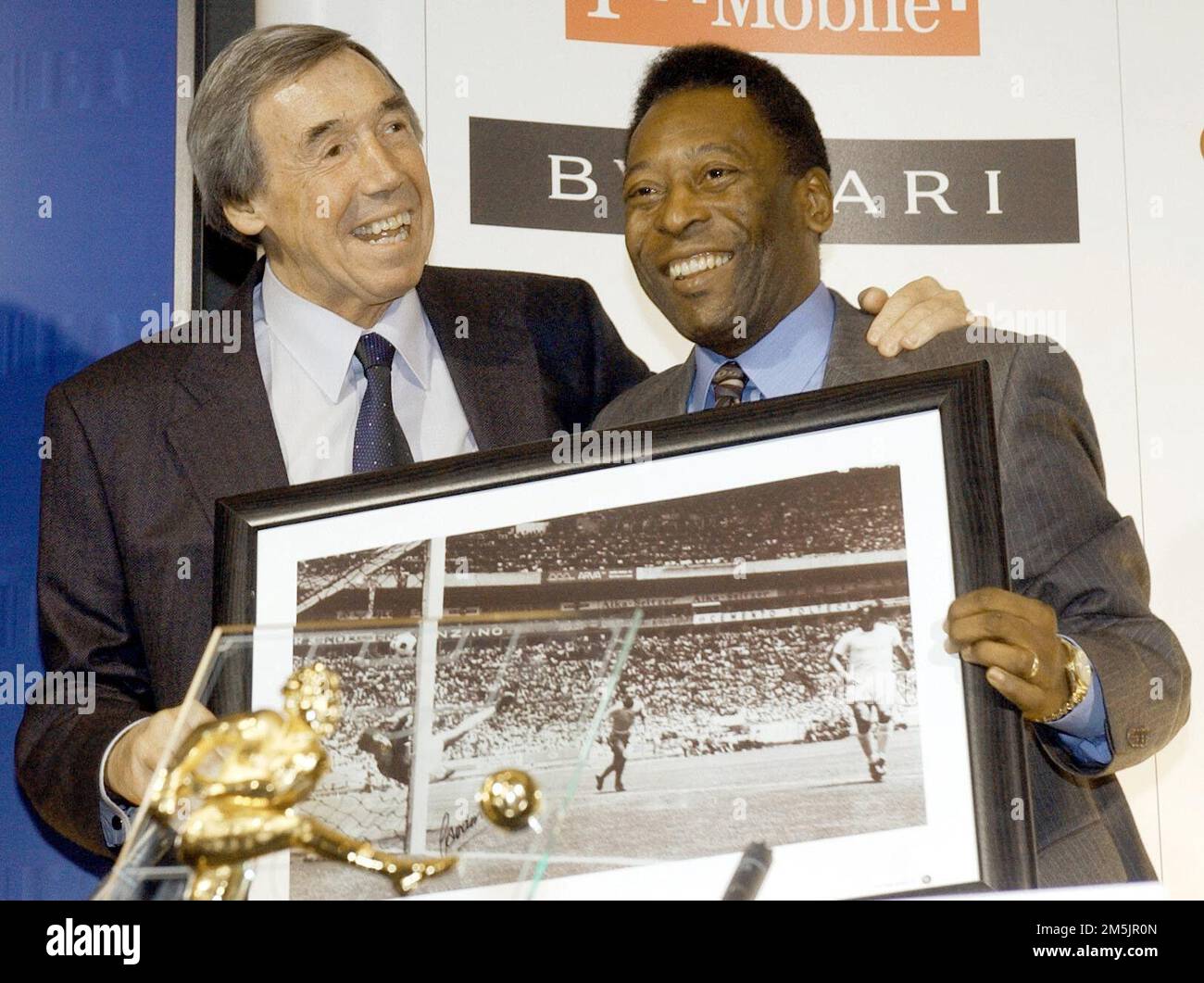 Gordon banks save brazil hi-res stock photography and images - Alamy