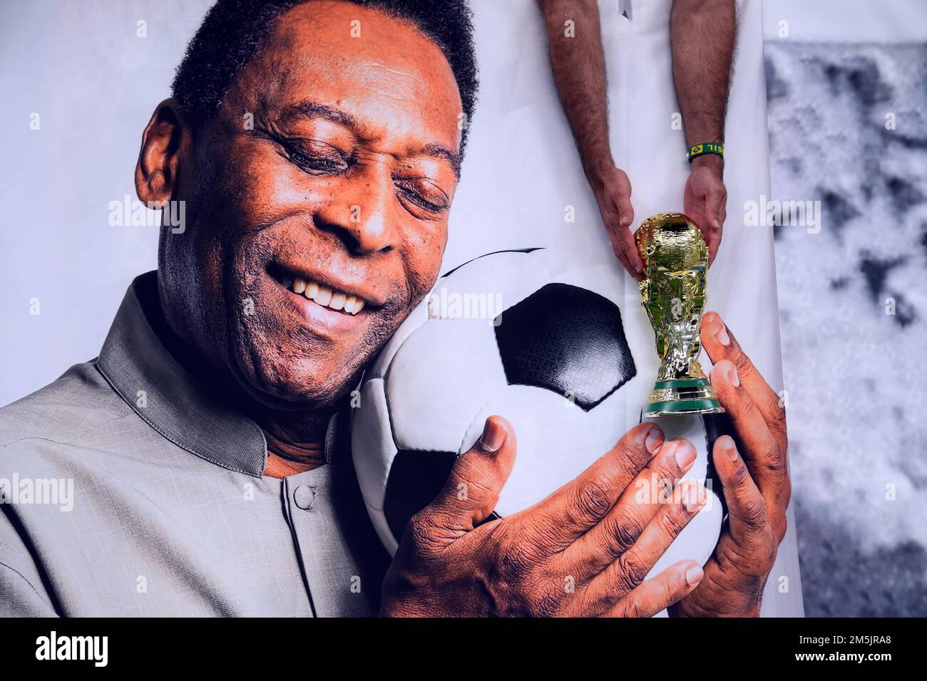 Pele holding world cup hi-res stock photography and images - Alamy