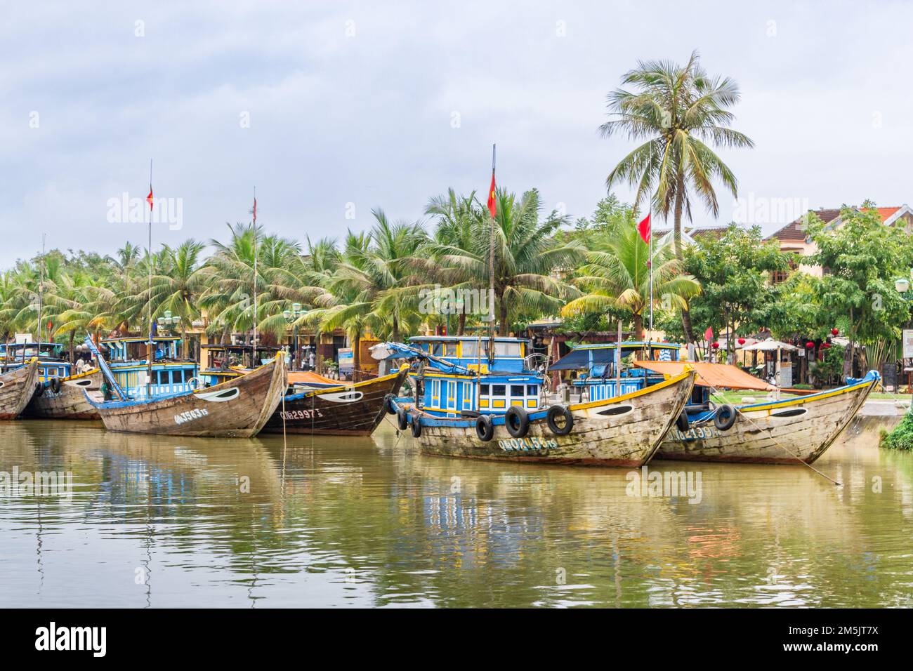 Traditional vietnamese boat in Hoi An river Stock Photo - Alamy