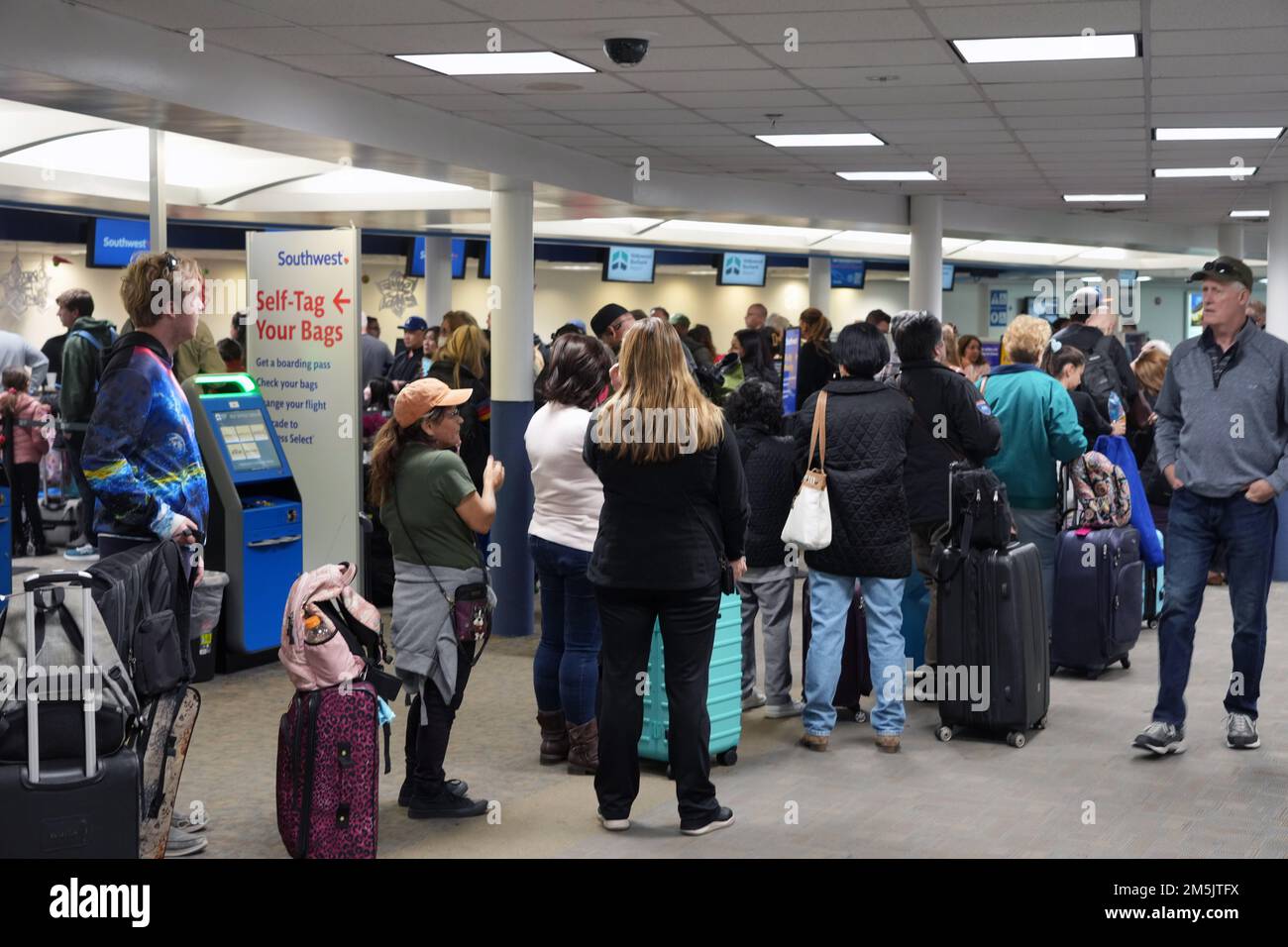 Passengers wait in line to check in luggage at southwest hi-res stock photography and images - Alamy