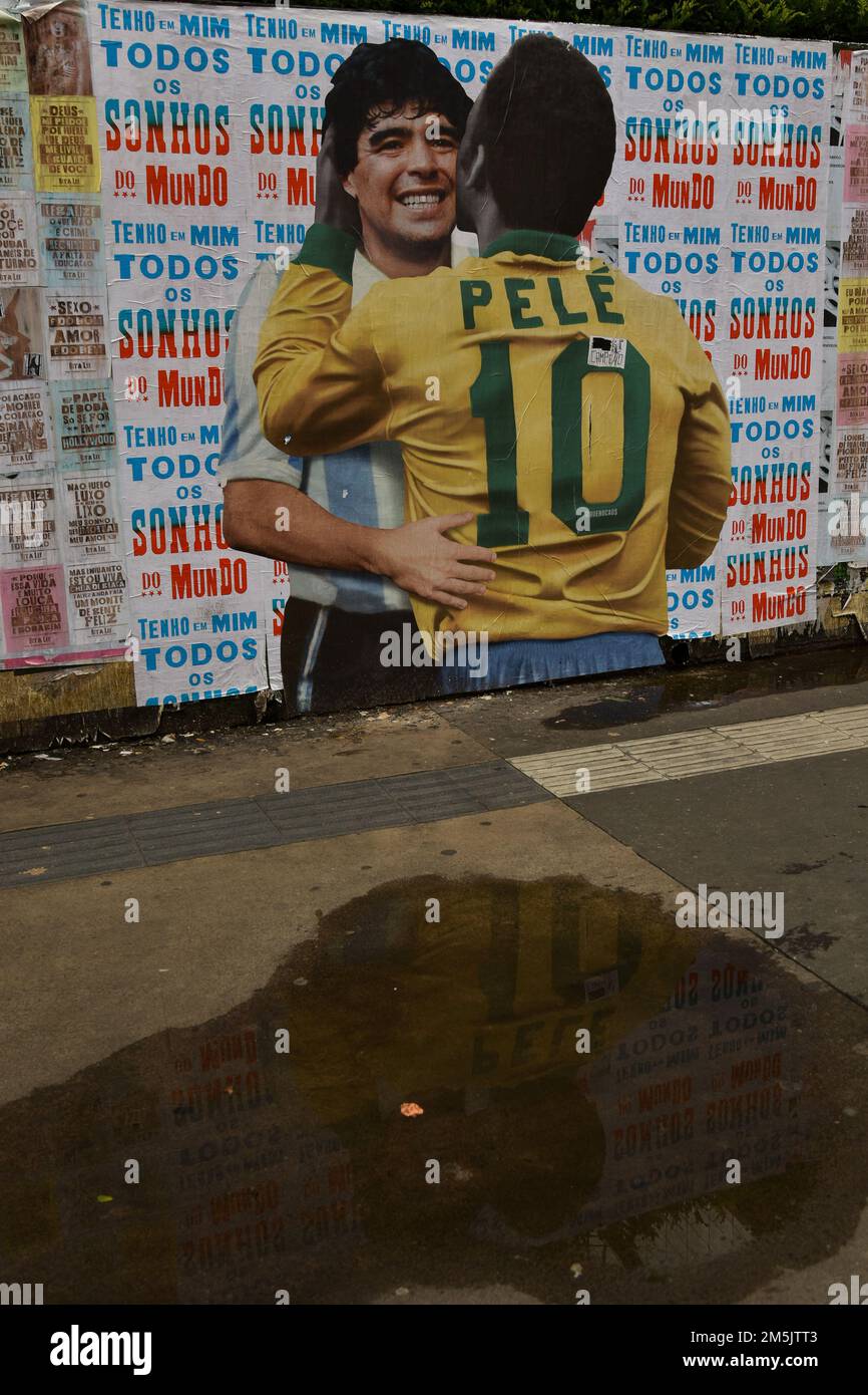 SÃO PAULO, SP - 29.12.2022: LAMBE LAMBE PELÉ MARADONA AV PAULISTA ...