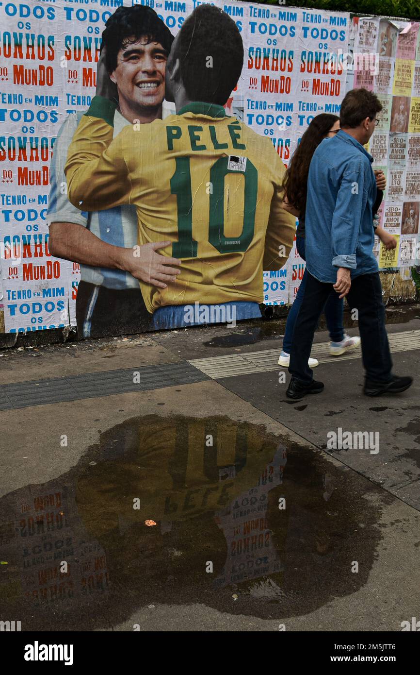 SÃO PAULO, SP - 29.12.2022: LAMBE LAMBE PELÉ MARADONA AV PAULISTA ...