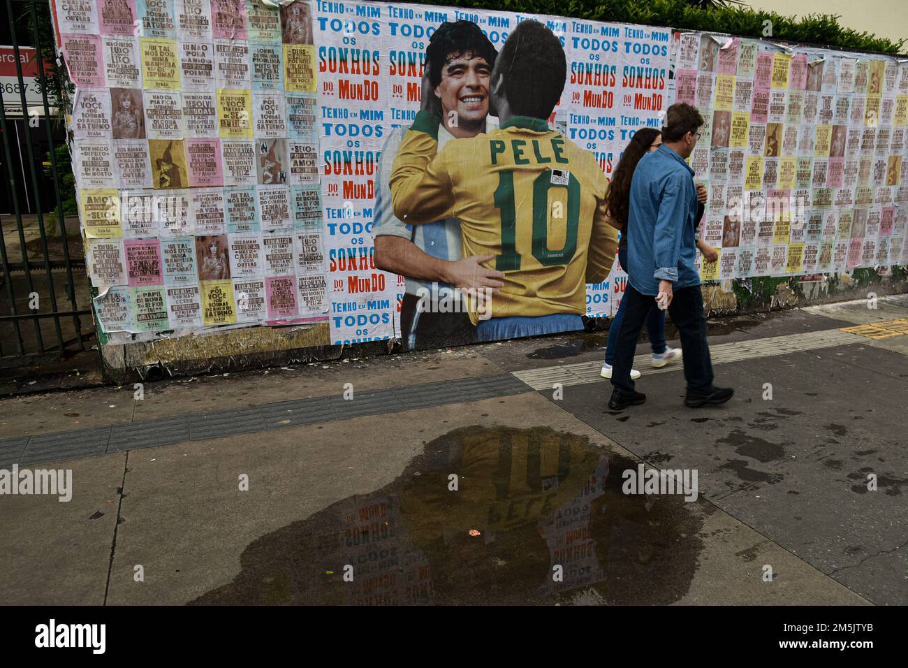 SÃO PAULO, SP - 29.12.2022: LAMBE LAMBE PELÉ MARADONA AV PAULISTA ...