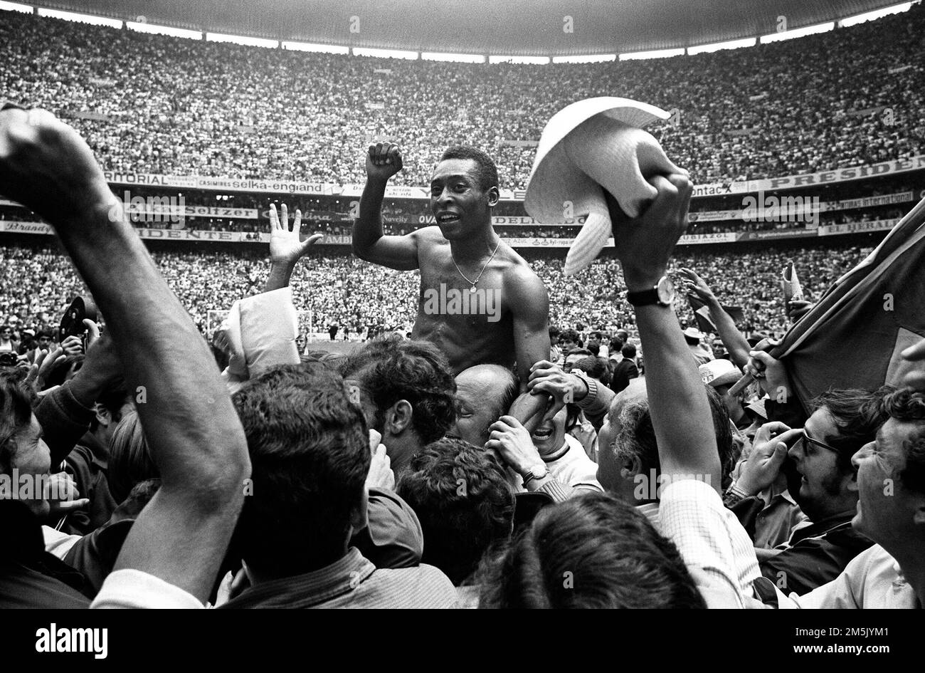 Mexico, Mexiko. 29th Dec, 2022. PELE died at the age of 82 after a long ...