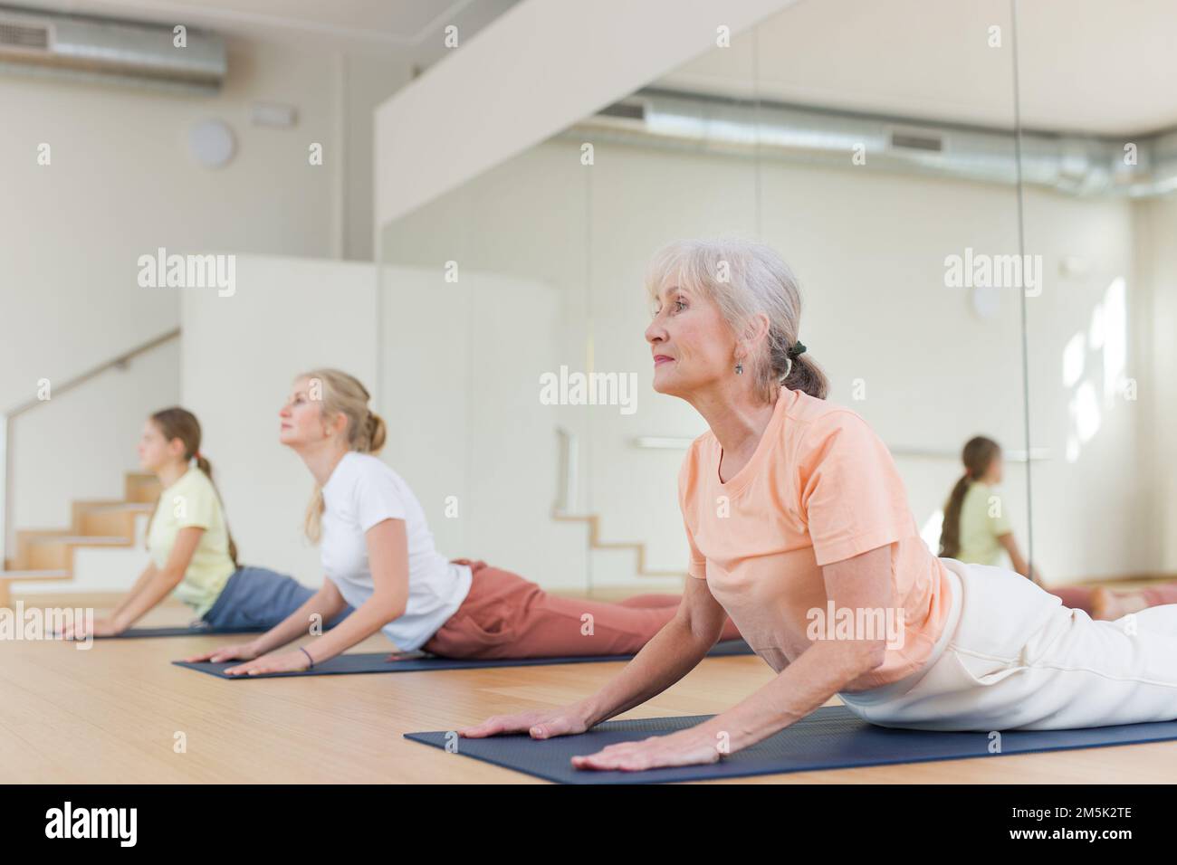 Class stretching workout old hi-res stock photography and images - Alamy