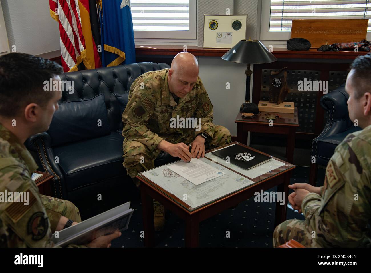 86 airlift wing hi-res stock photography and images - Alamy