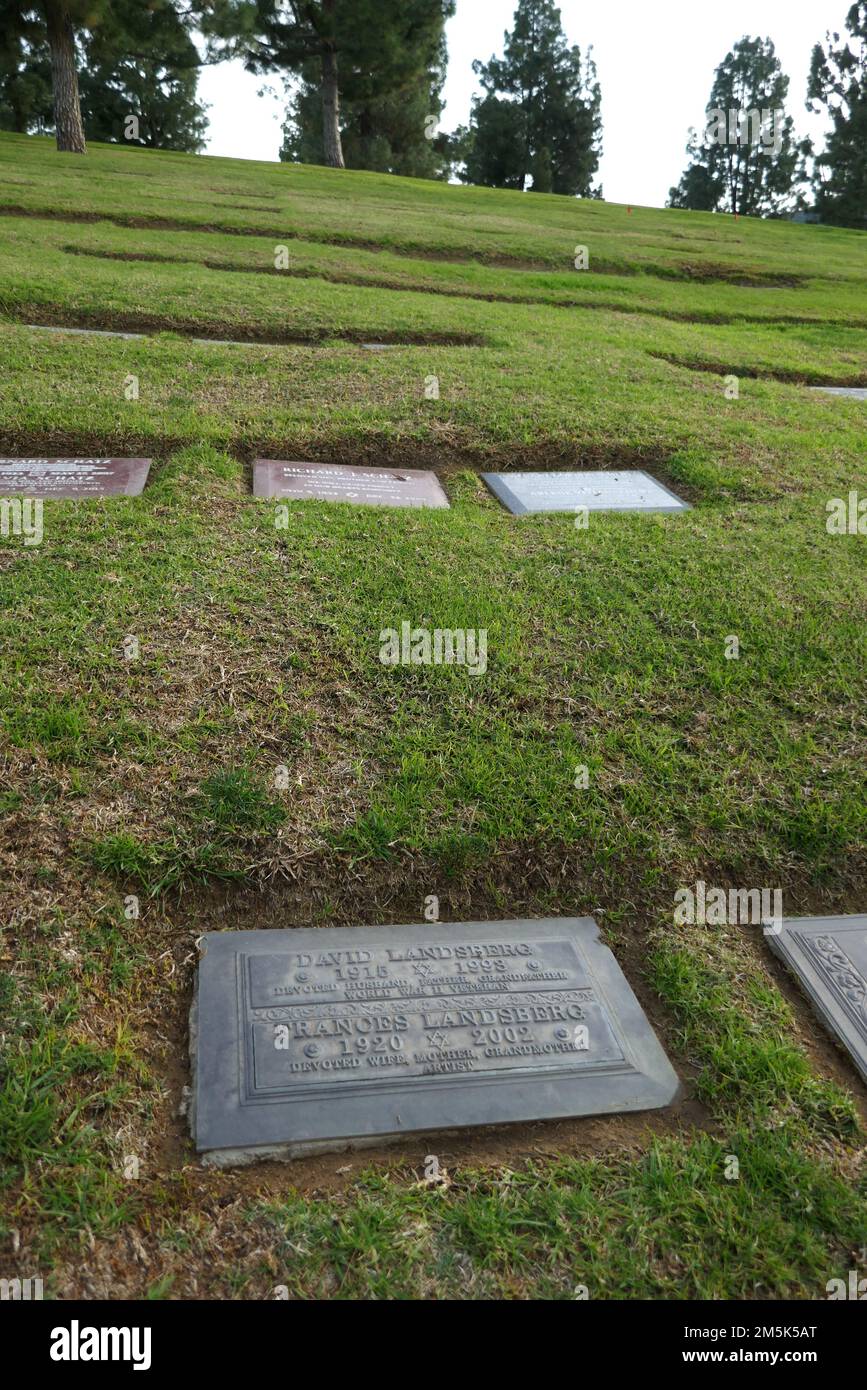 Los Angeles, California, USA 22nd December 2022 Actor David Landsberg's Grave in Maimonides ...