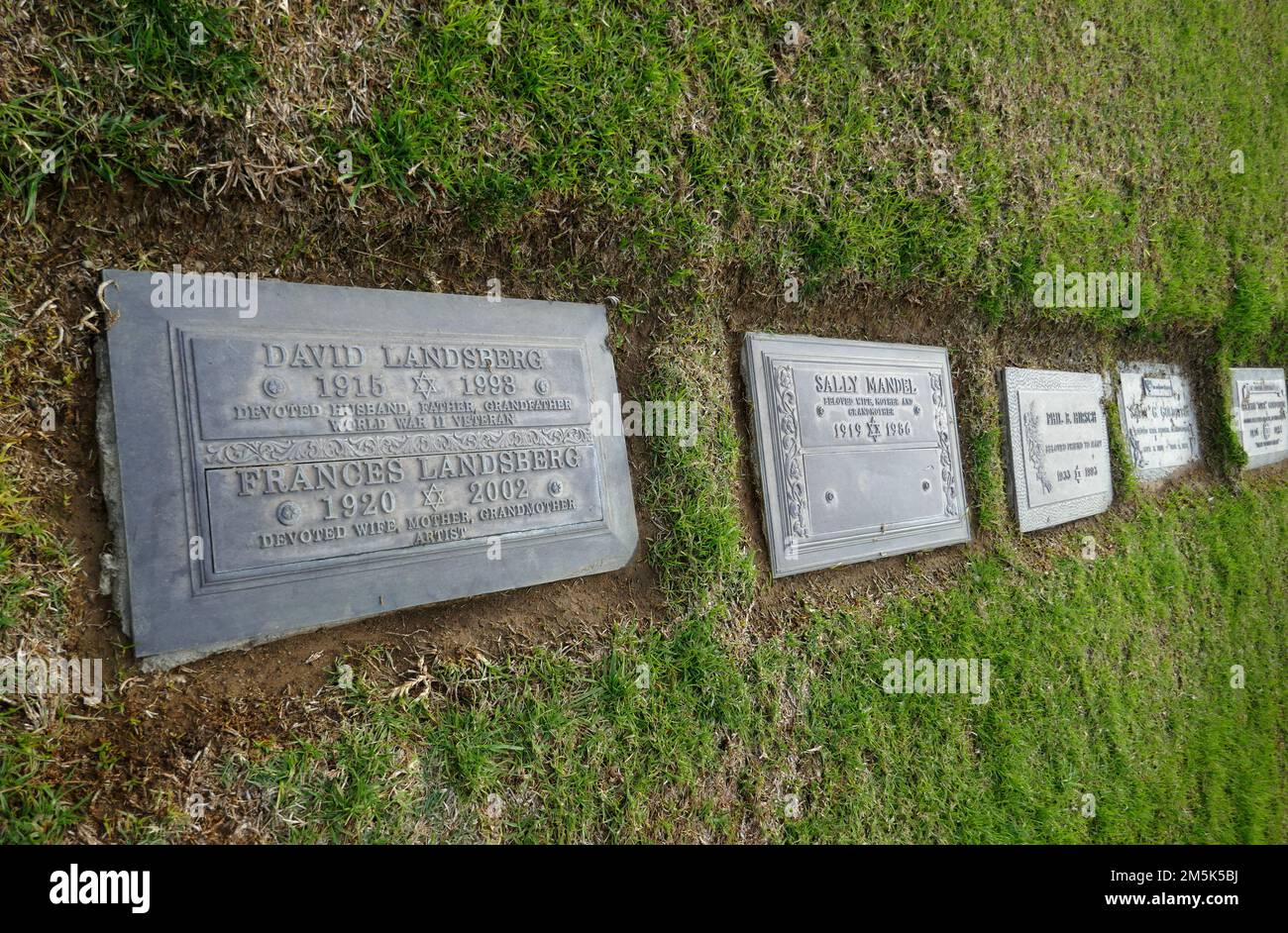 Los Angeles, California, USA 22nd December 2022 Actor David Landsberg's Grave in Maimonides ...