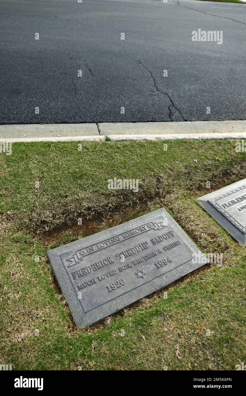 Los Angeles, California, USA 22nd December 2022 Actor Fred Sadoff's Grave in Maimonides section ...