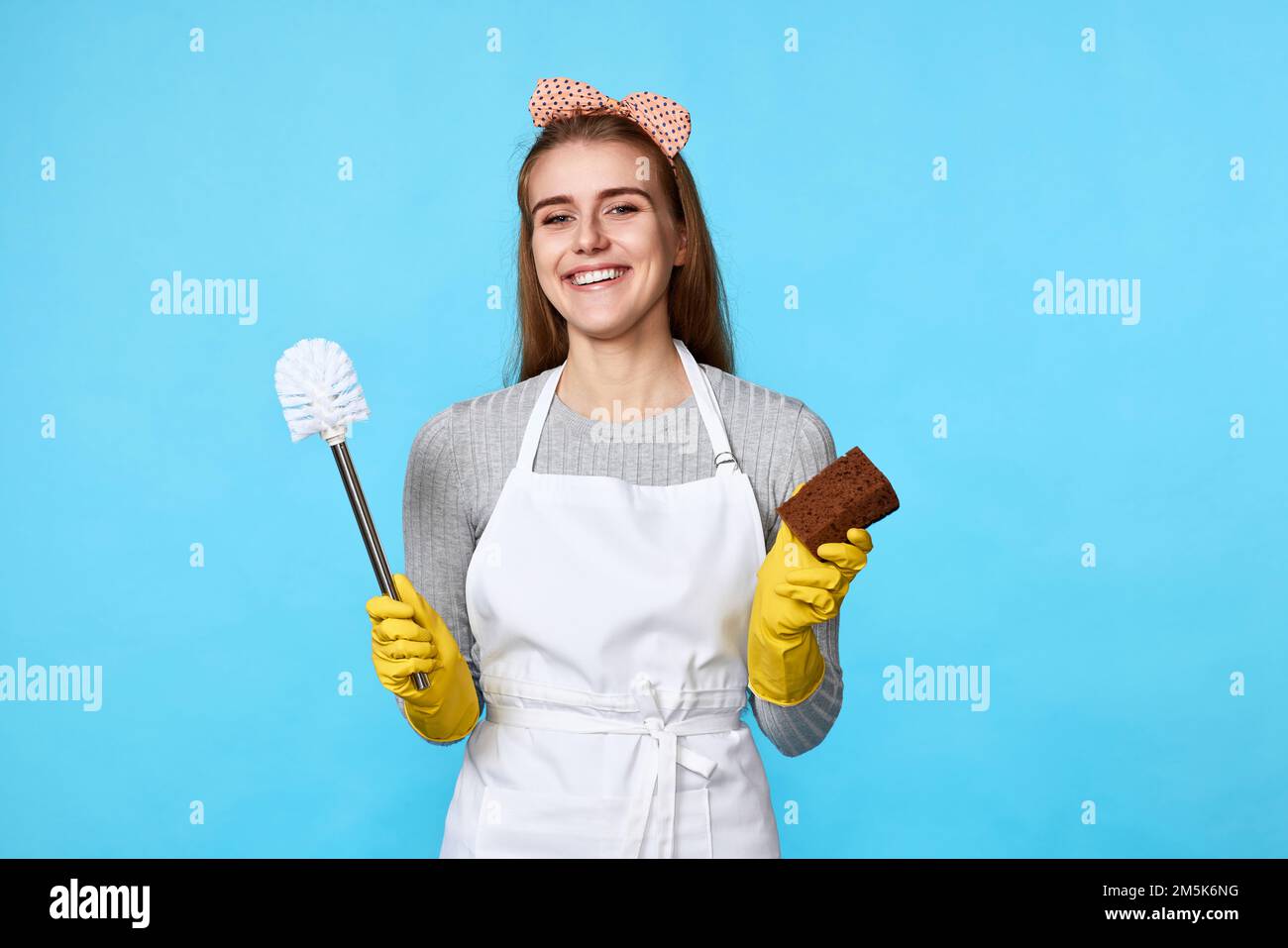 woman in rubber gloves and cleaner apron cleaning with sponge Stock ...