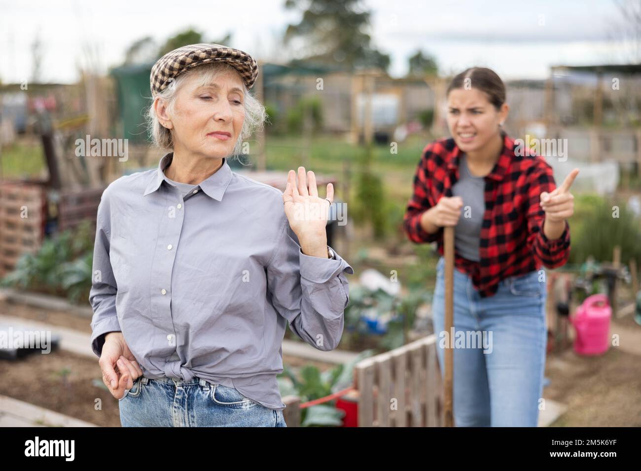 Two elderly women argue hi-res stock photography and images - Alamy