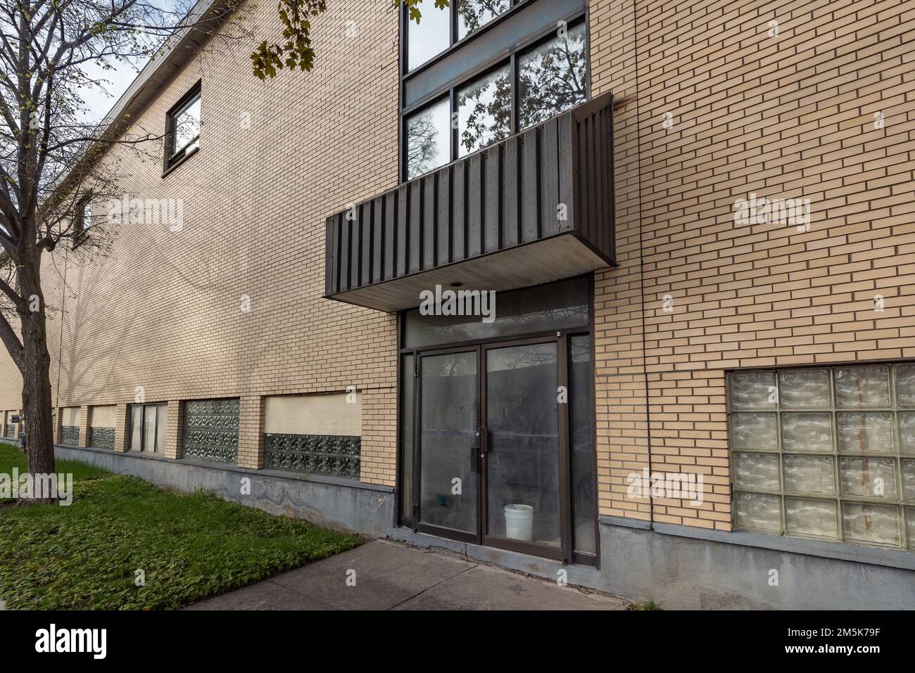 The exterior facade of a generic small building Stock Photo - Alamy