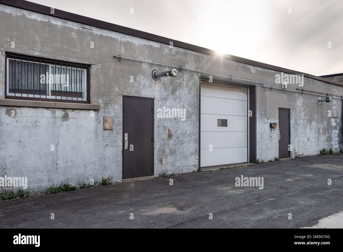 The loading dock of a generic small building Stock Photo - Alamy