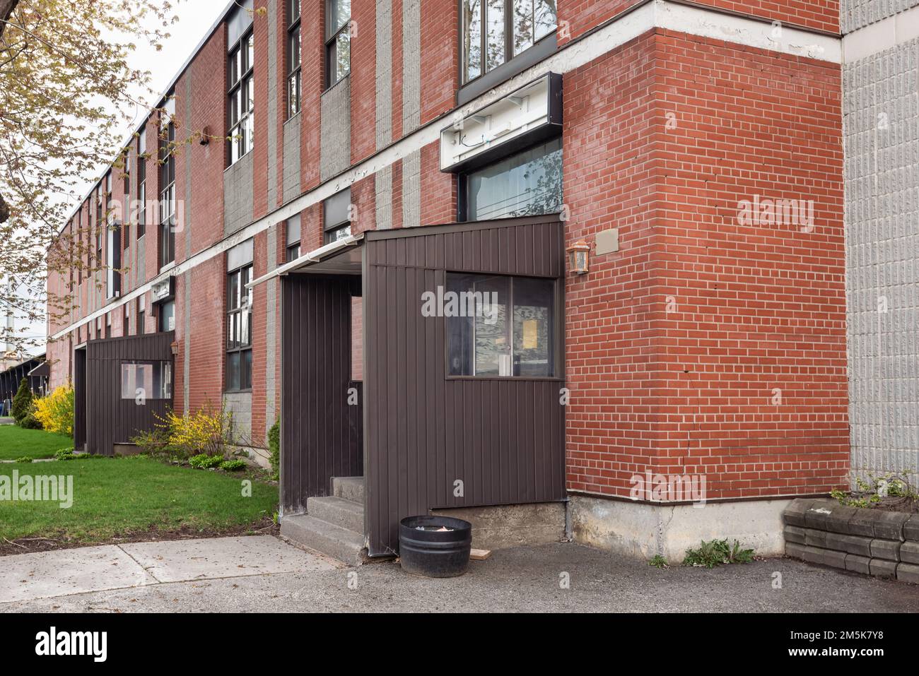 The exterior facade of a generic small building Stock Photo - Alamy