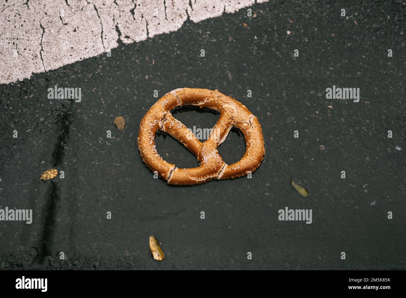 Wallpaper with pretzel pattern hi-res stock photography and images - Alamy