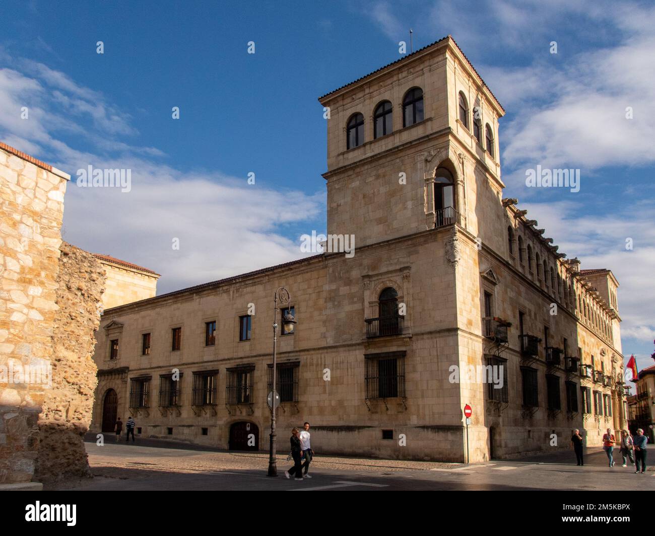 One of the most famous buildings in the city of León: The splendid ...