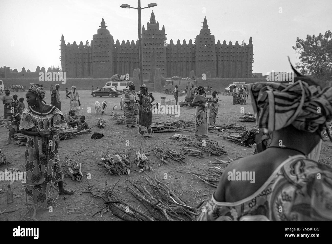 Market day in front of the famous mud mosque in Djenné, Central Mali ...
