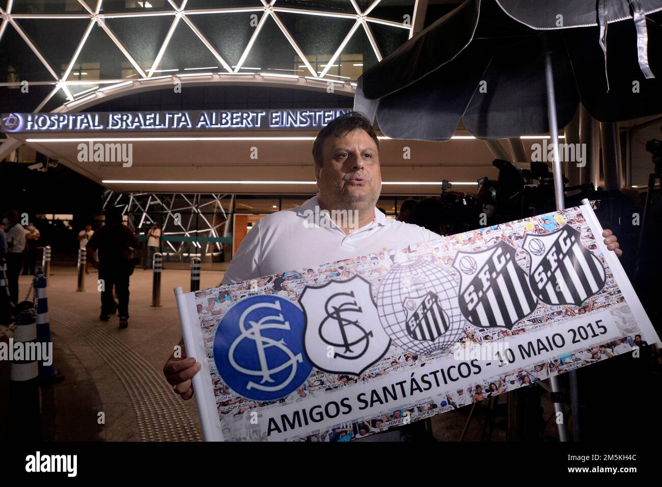 Sao Paulo, Brazil. 10th Dec, 2022. A fan of Brazil's soccer legend Pelé ...