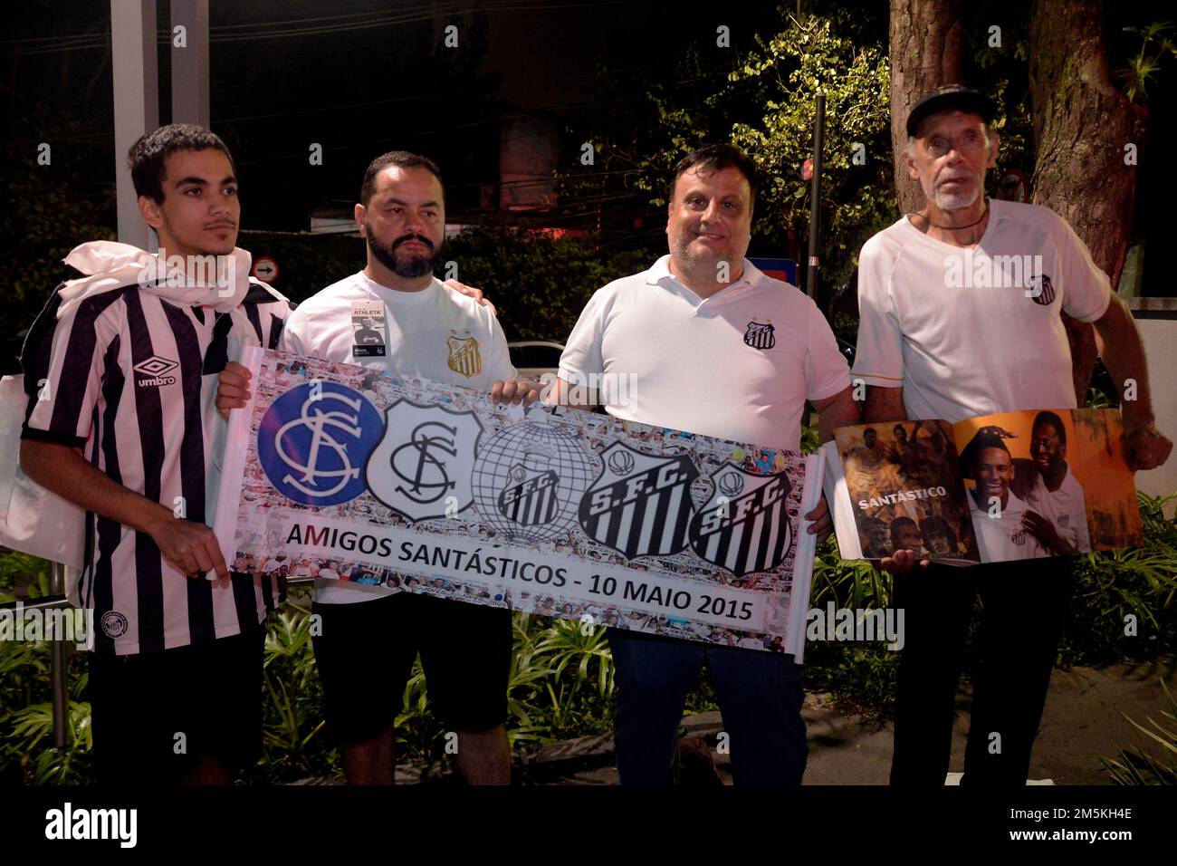 Sao Paulo, Brazil. 10th Dec, 2022. Fans of Brazil's soccer legend Pelé ...