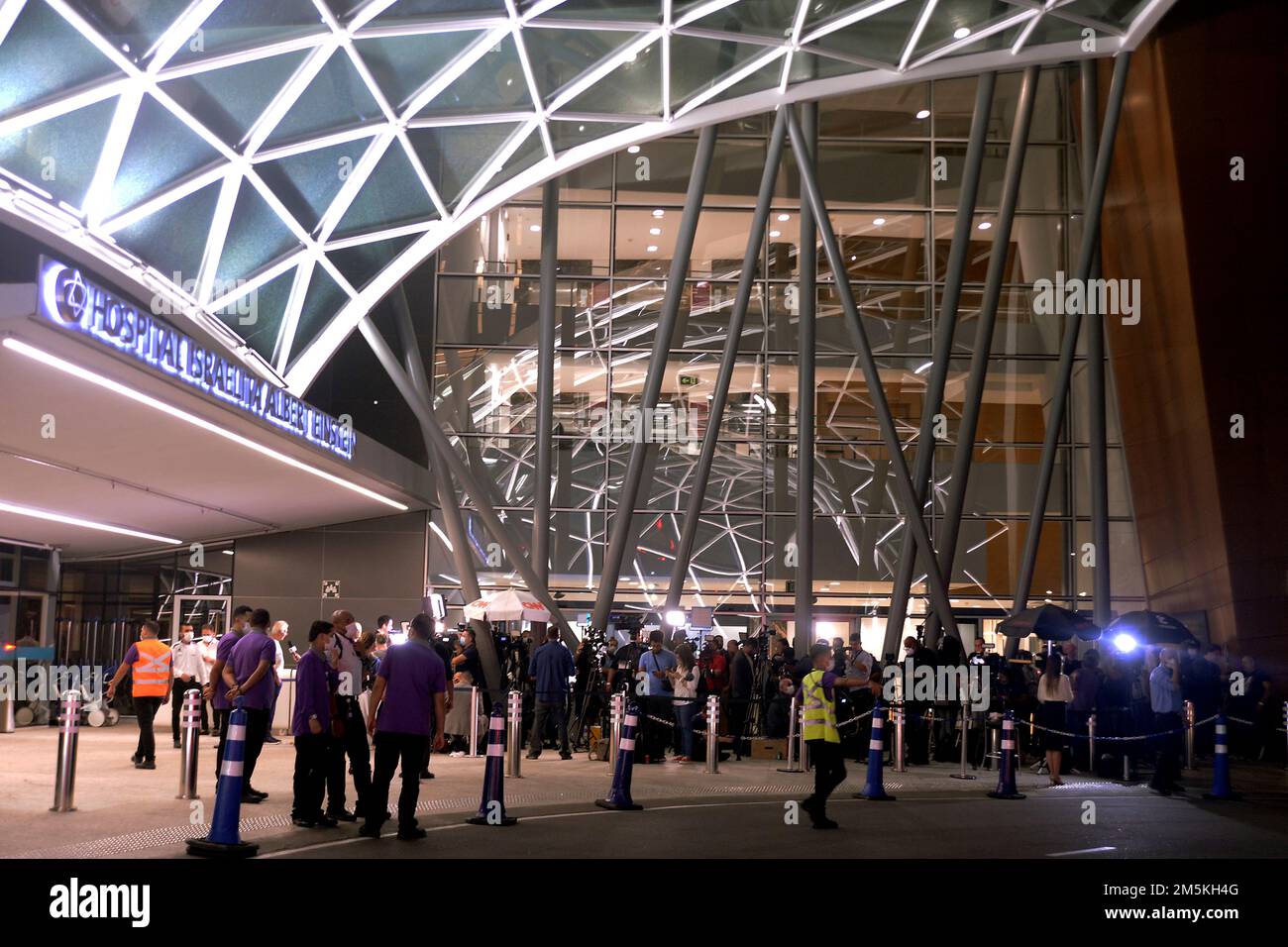 Sao Paulo, Brazil. 10th Dec, 2022. Fans of Brazil's soccer legend Pelé ...