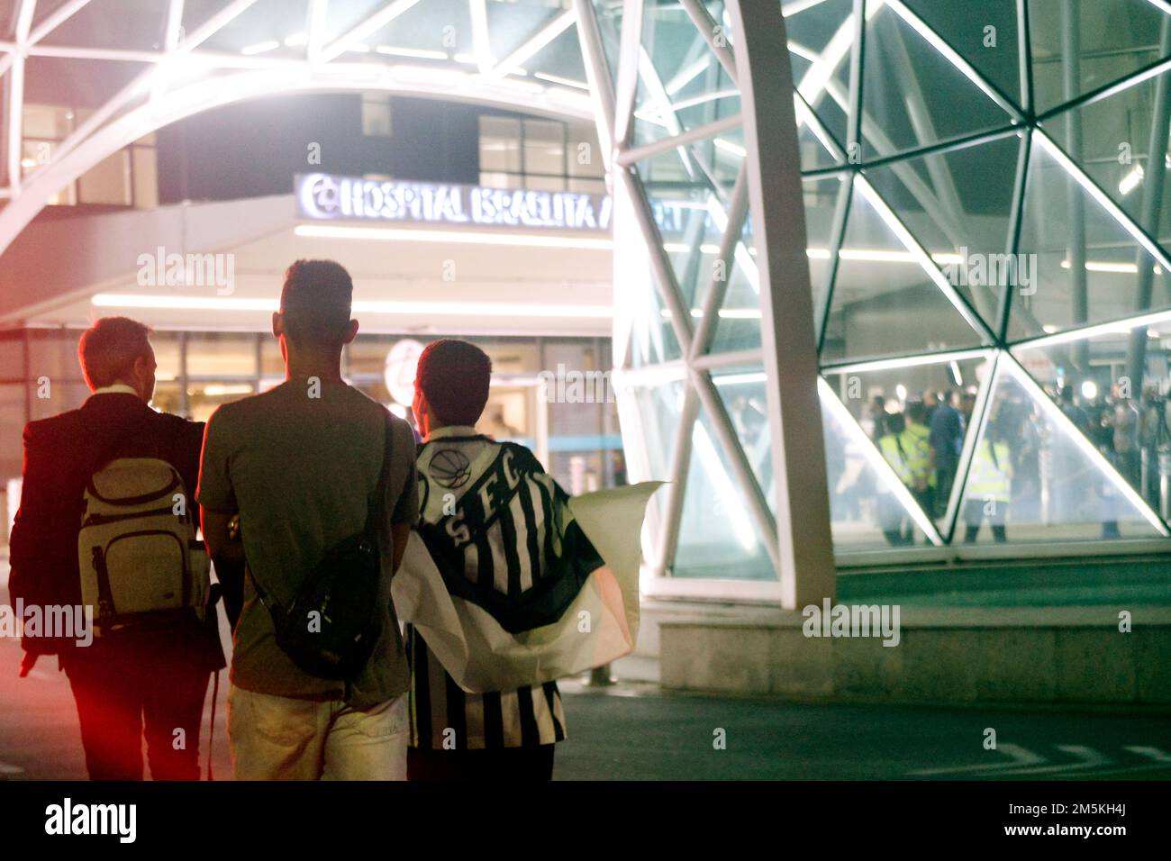 Sao Paulo, Brazil. 10th Dec, 2022. Fans of Brazil's soccer legend Pelé ...